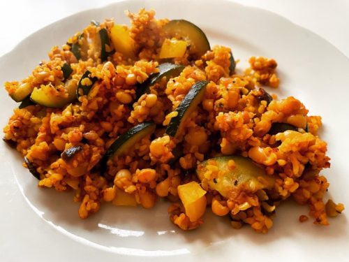Bulgurpfanne mit weißen Bohnen (vegan) - zucchiniwelt.de
